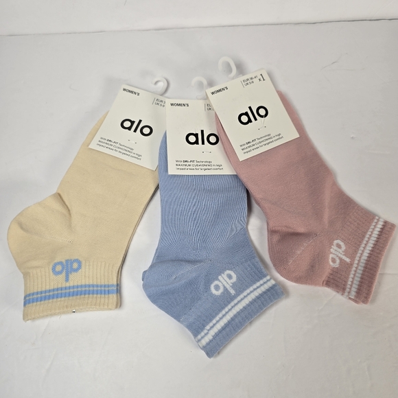 ALO Yoga | Accessories | Nwt Alo Yoga 3pack Throwback Halfcrew Socks ...
